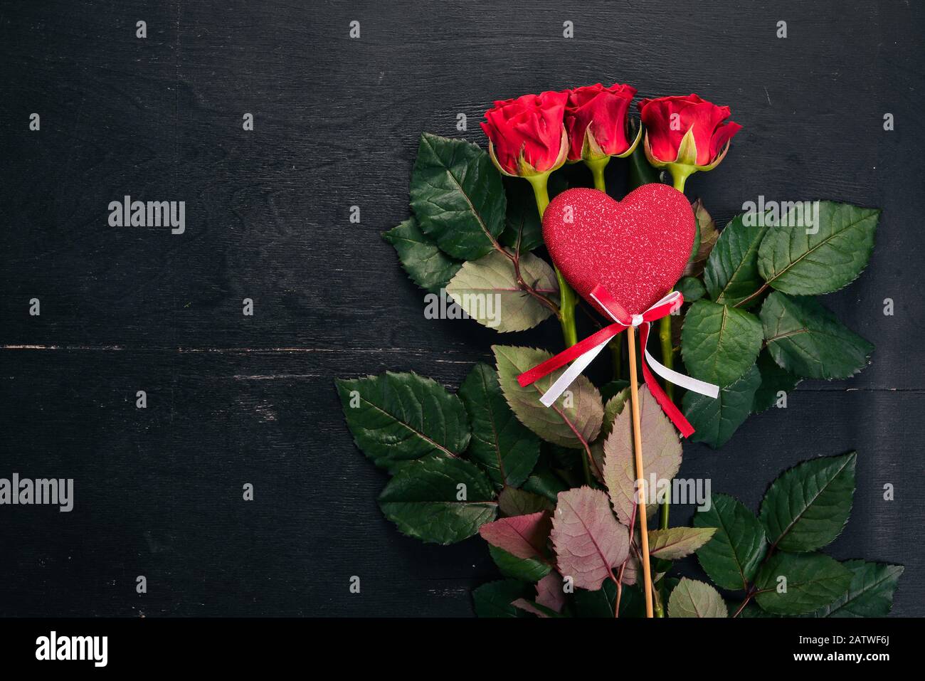Valentine's Day Banner. Roses and a gift. On a wooden background. Top ...