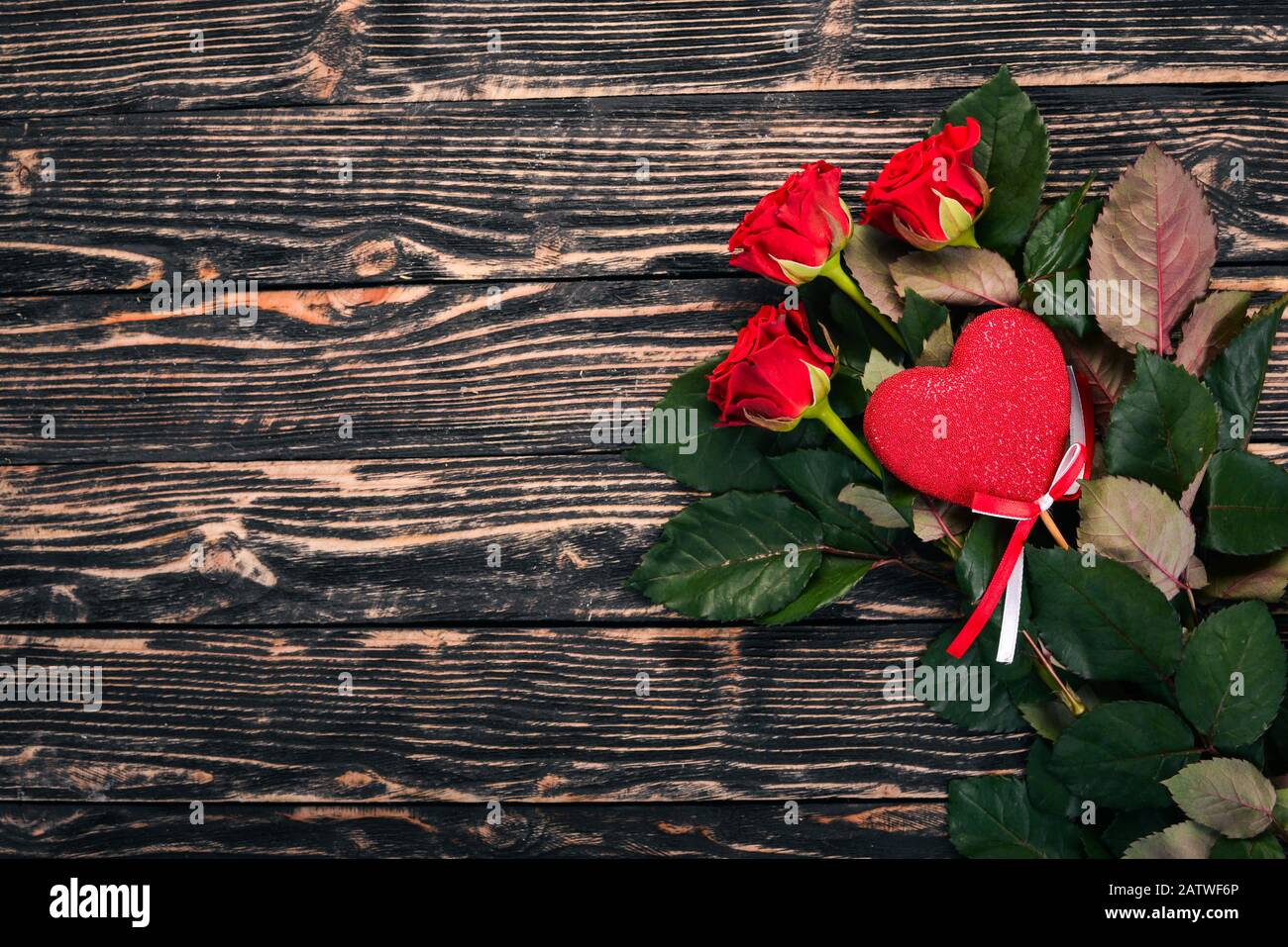Valentine's Day Banner. Roses and a gift. On a wooden background. Top ...
