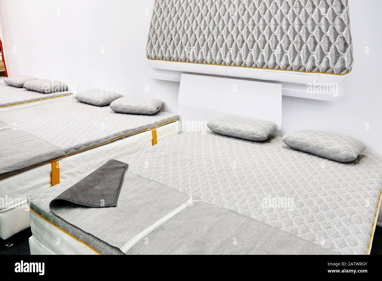 Furniture store bed hi-res stock photography and images - Alamy