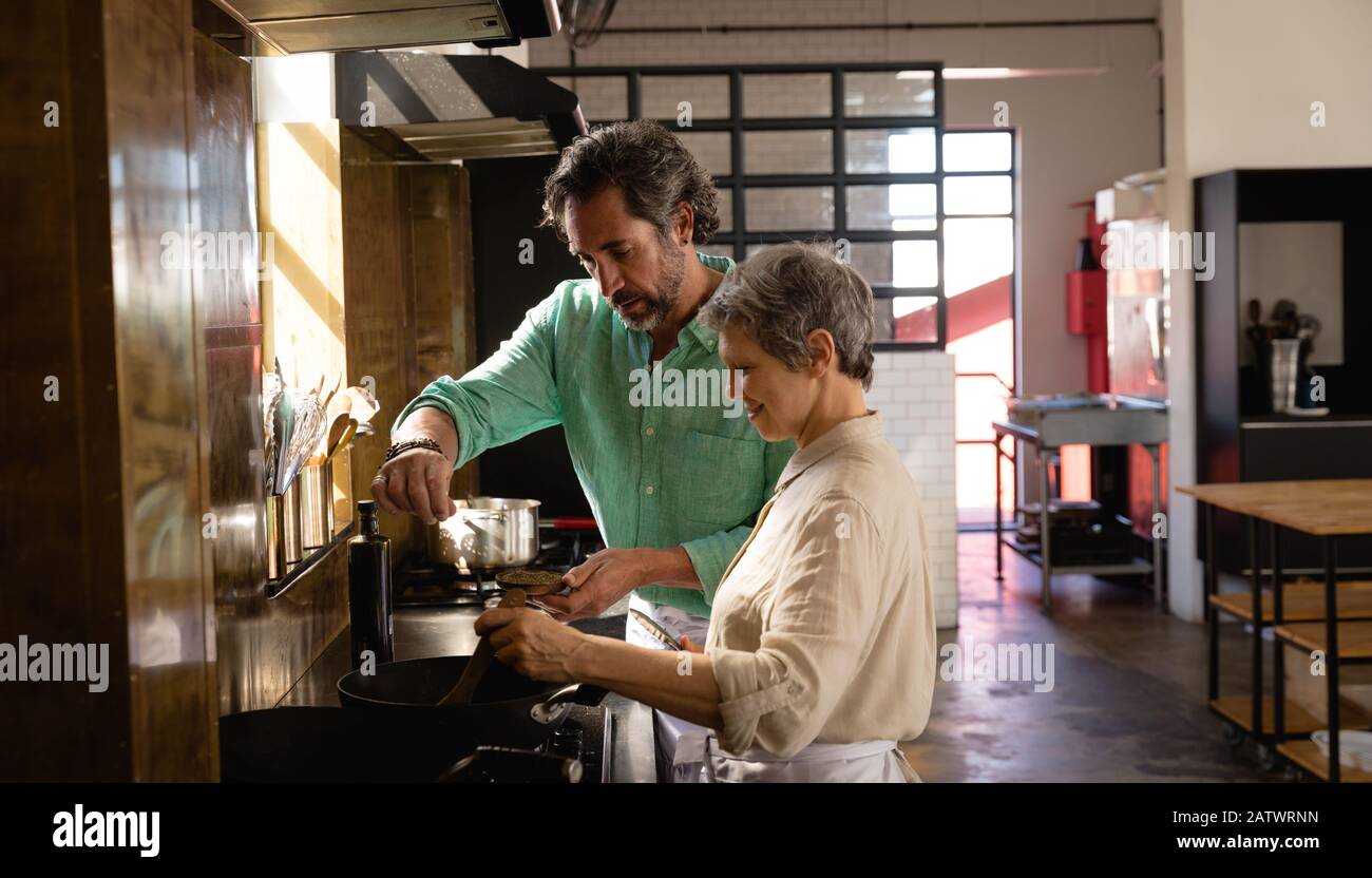 Cooking chefs hi-res stock photography and images - Alamy