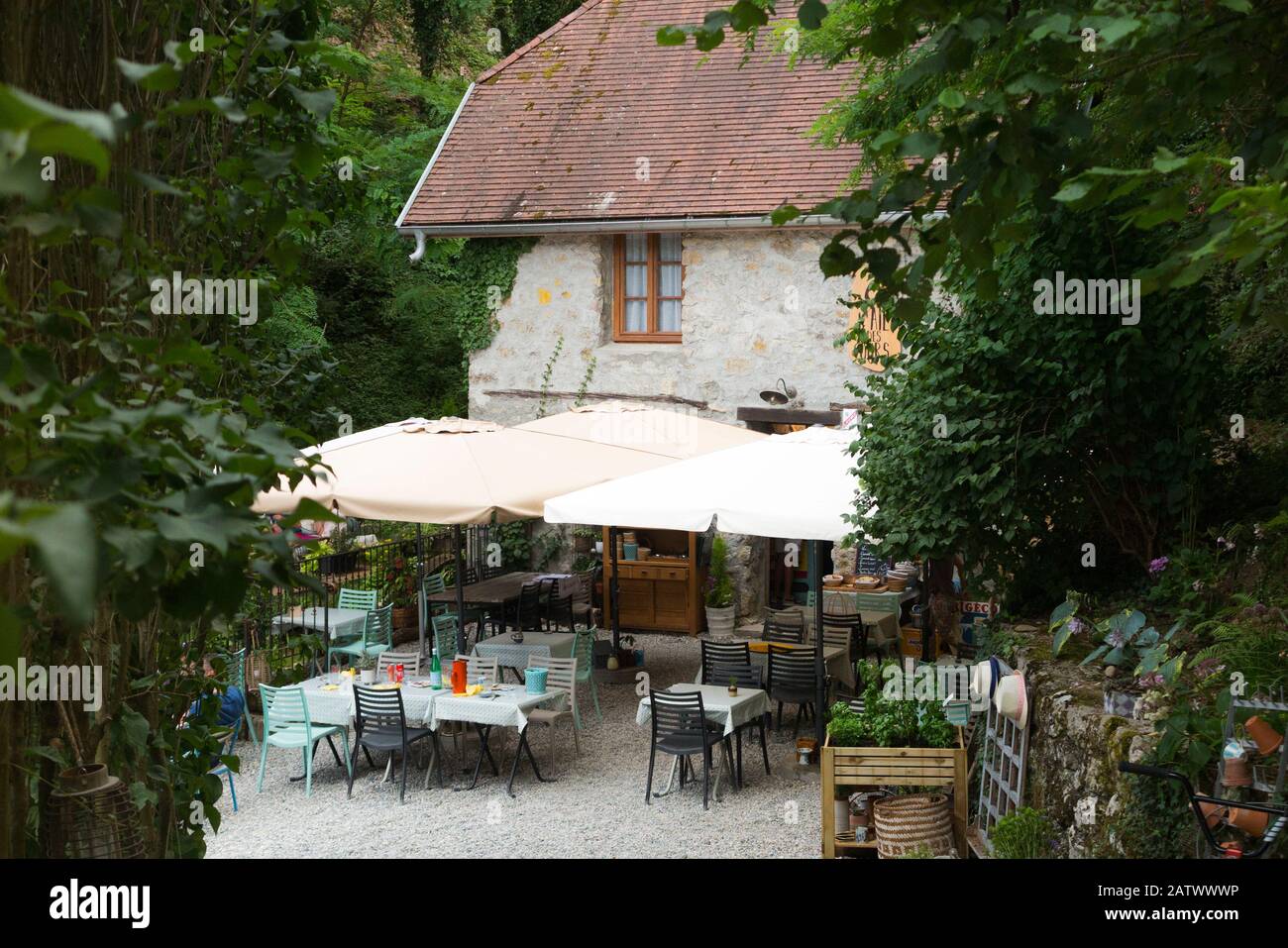 Dining outside south of france hi-res stock photography and images - Alamy