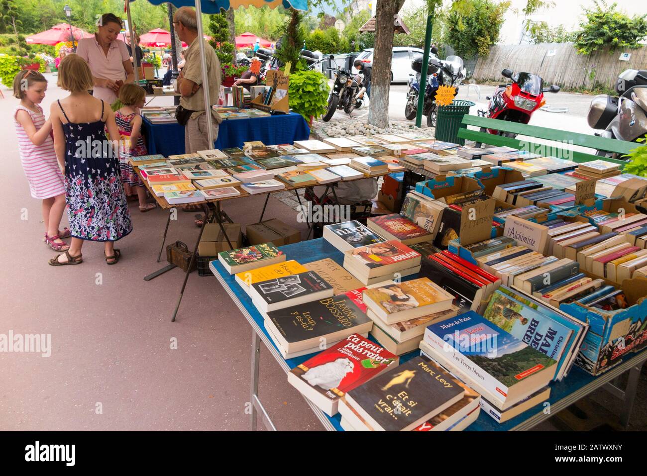 Perusing the books hi-res stock photography and images - Alamy