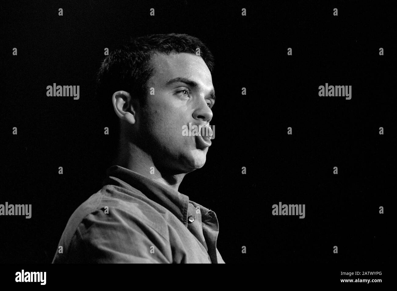 Robbie williams live black white hi-res stock photography and images ...