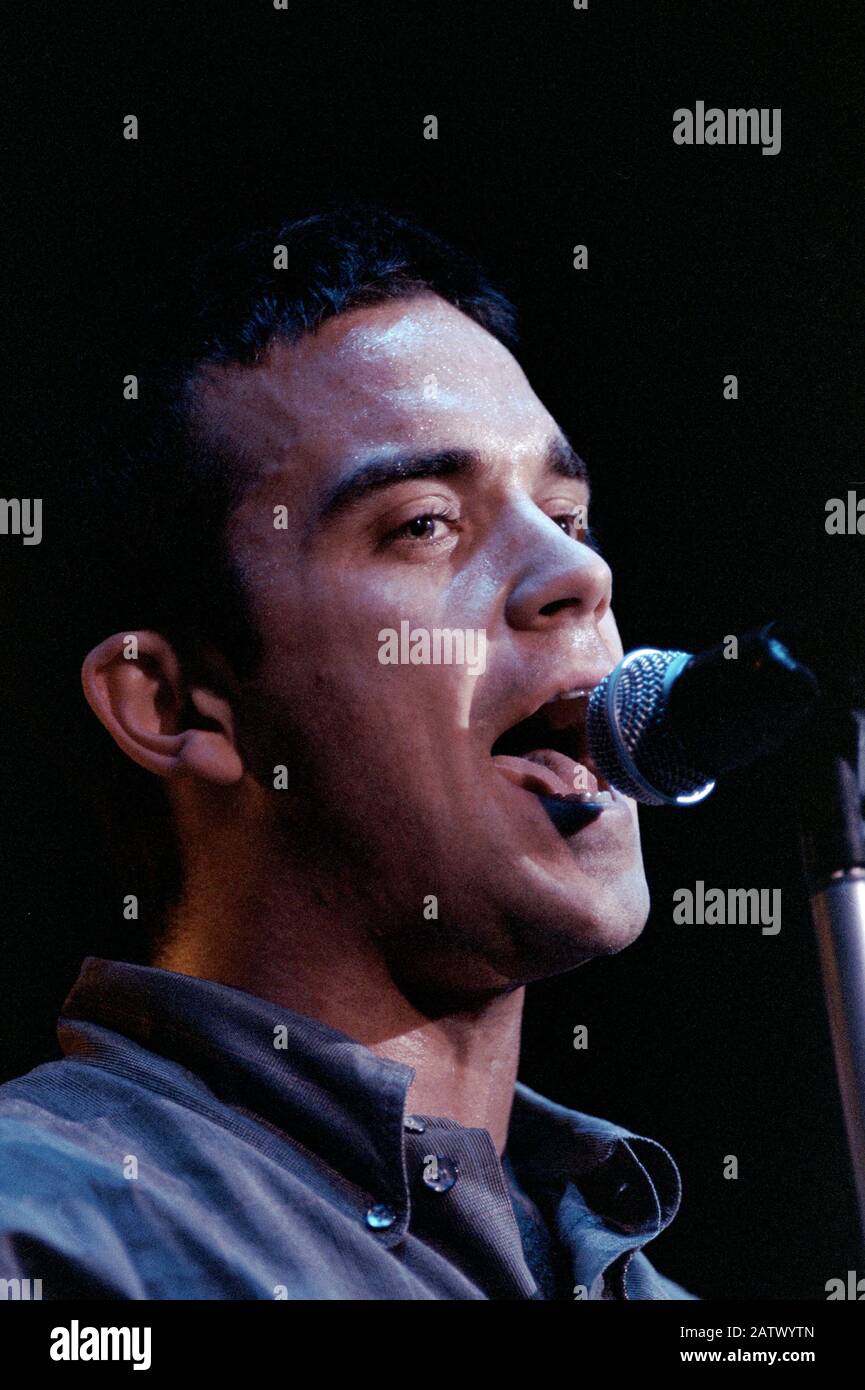 Robbie williams 1997 hi-res stock photography and images - Alamy