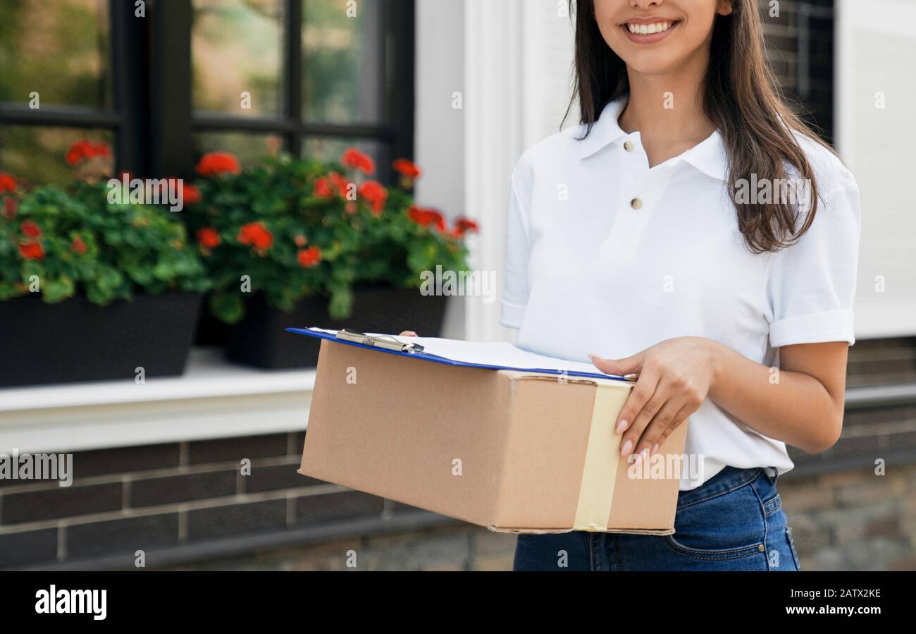 Delivery deliverywoman hi-res stock photography and images - Alamy