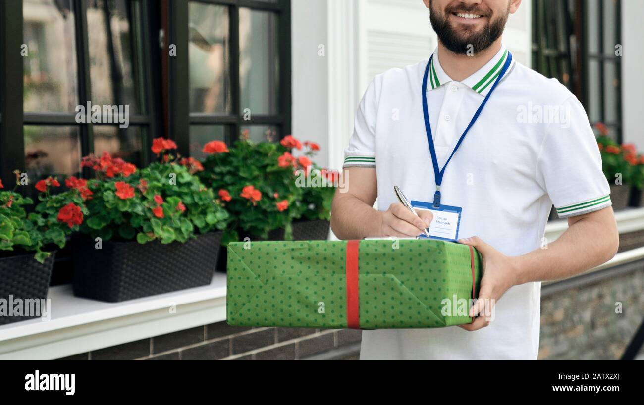 Box plants courier hi-res stock photography and images - Alamy