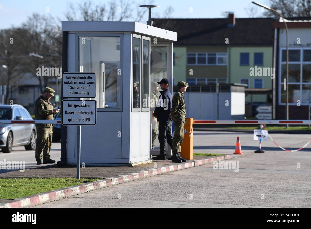 Germersheim, Germany. 05th Feb, 2020. Guard soldiers stand at a guard ...