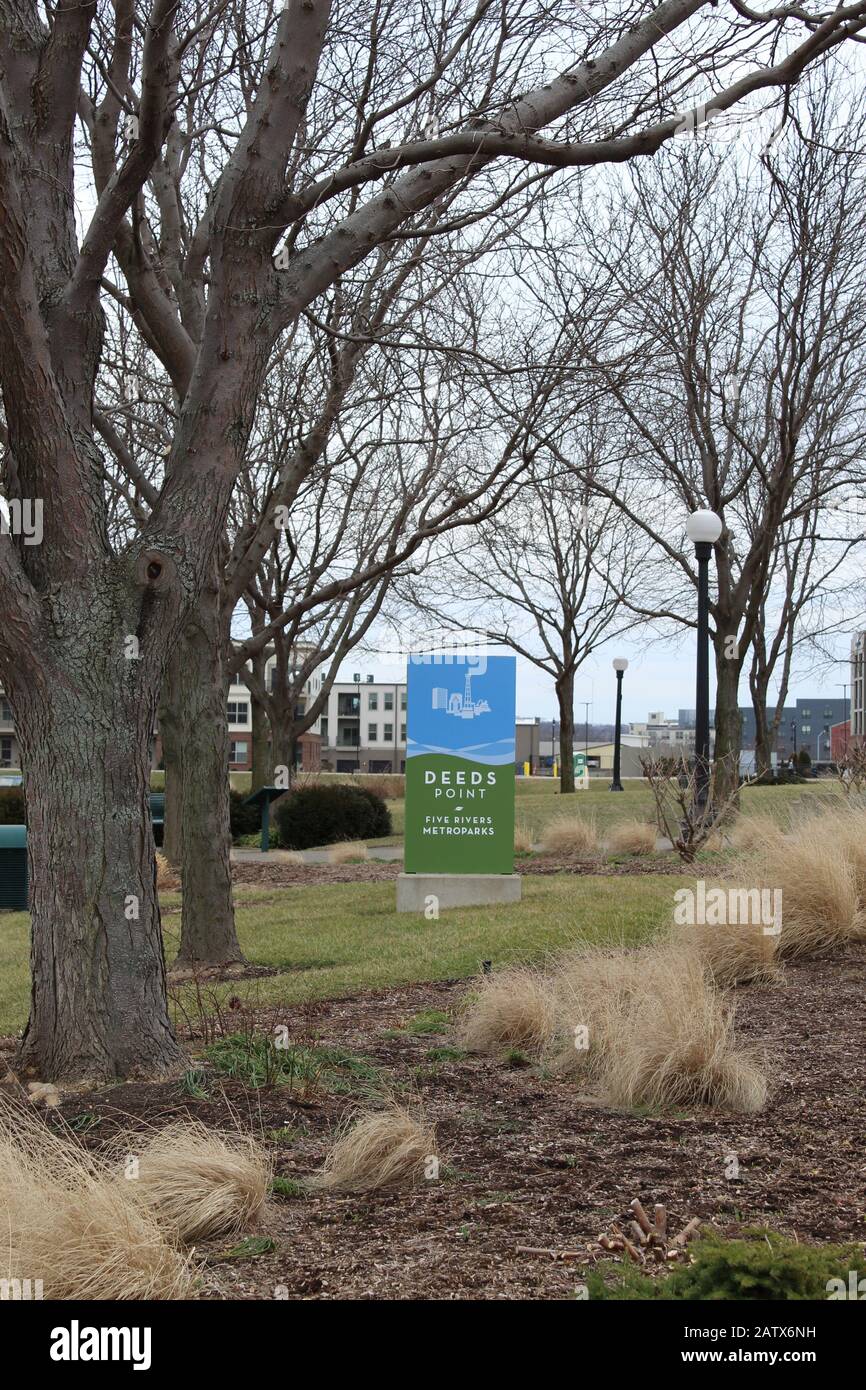 Wright Brothers Statue shows Wilbur explaining "wing warping" to ...