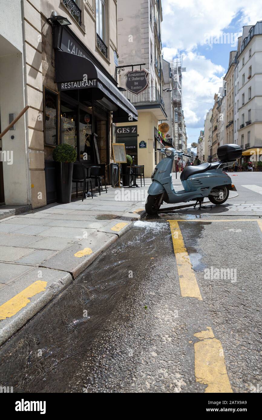 PARIS, FRANCE - 27 januari 2019: Street cleaning in Paris by flushing ...
