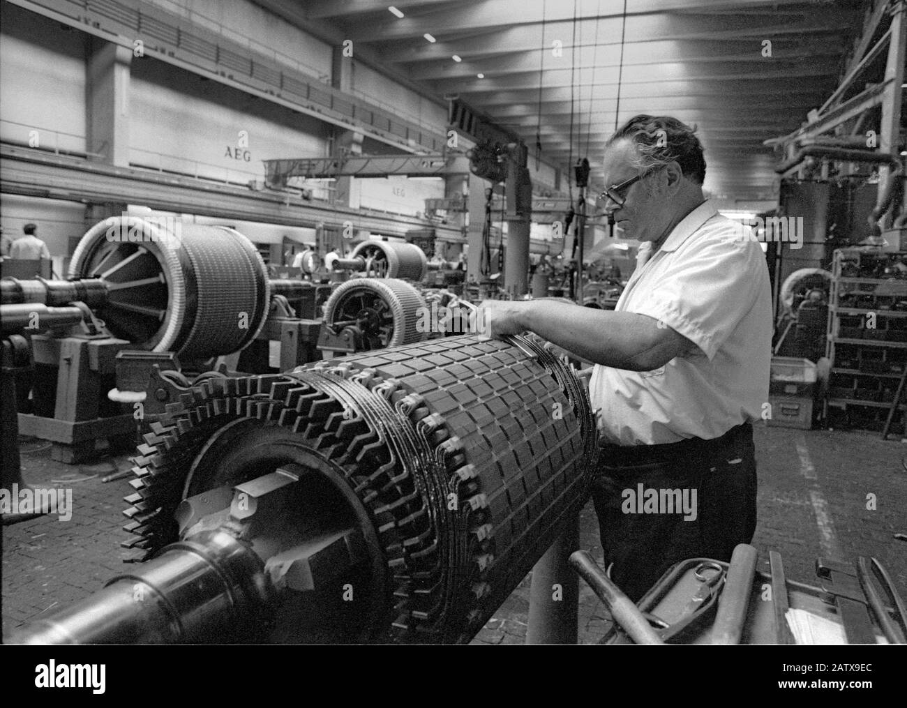 01 January 1982, Berlin: Dynamo production in the electrical group ...