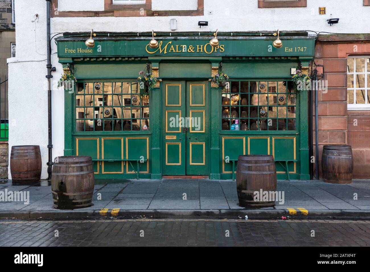 Scottish pub exterior hi-res stock photography and images - Alamy