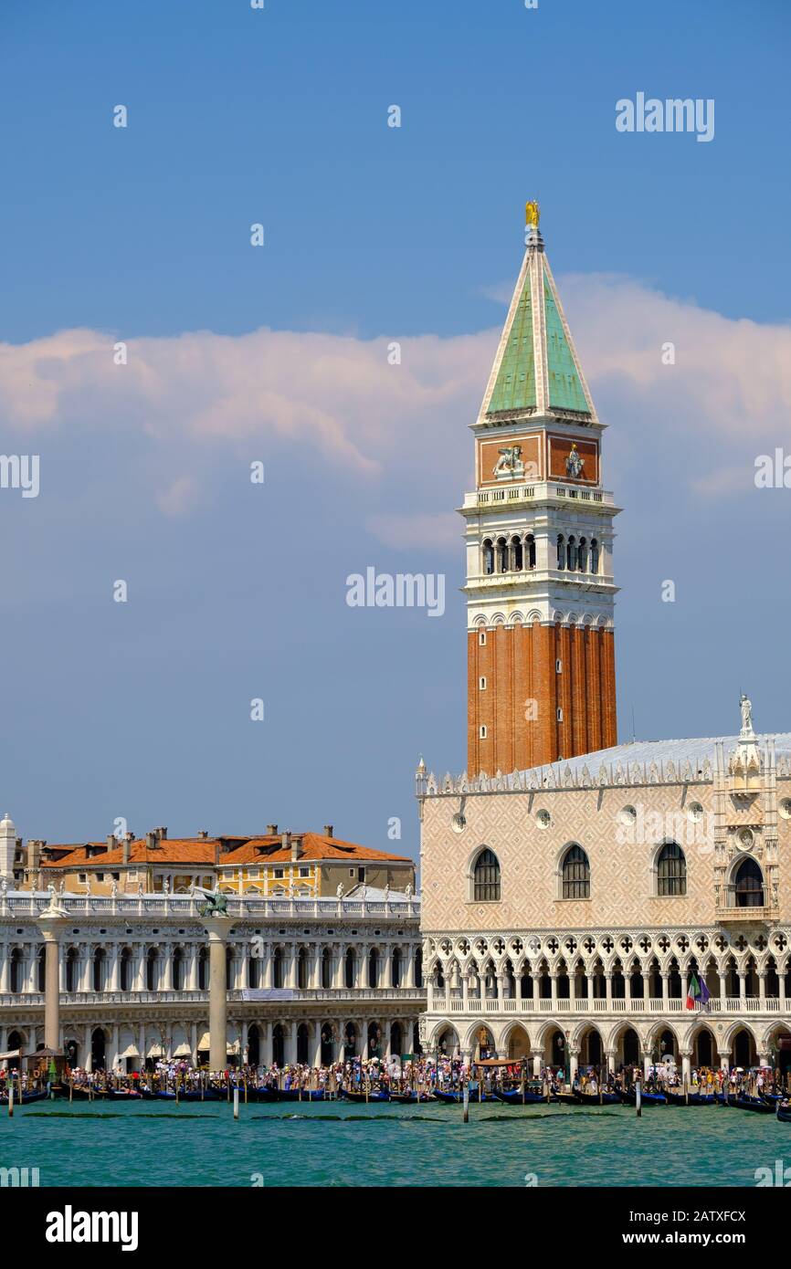 Tourists sightseeing in Venice's most famous square San Marco Stock ...