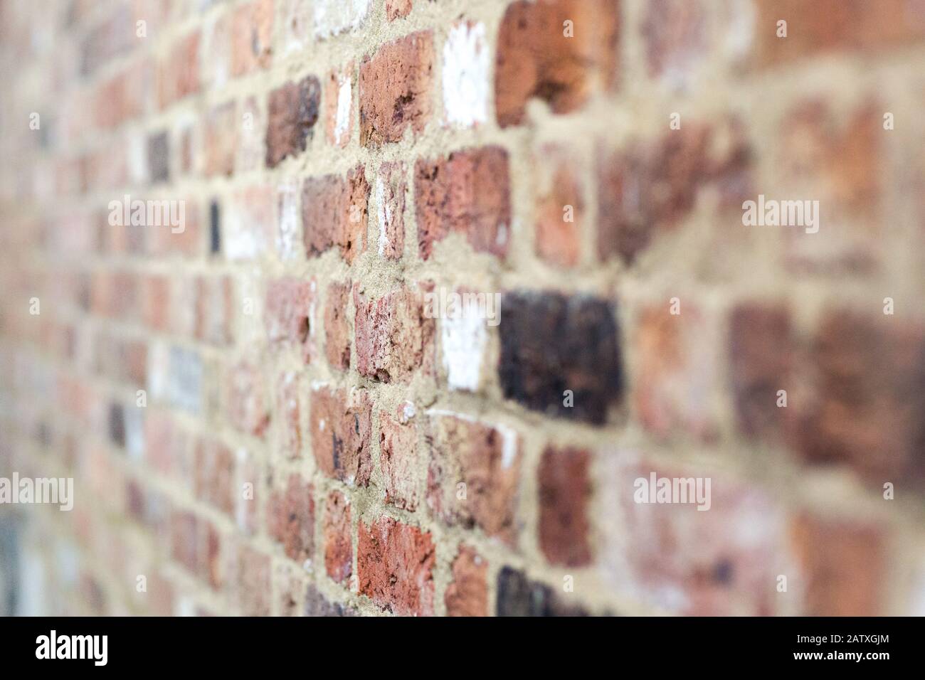 Diagonal white brick wall hi-res stock photography and images - Alamy