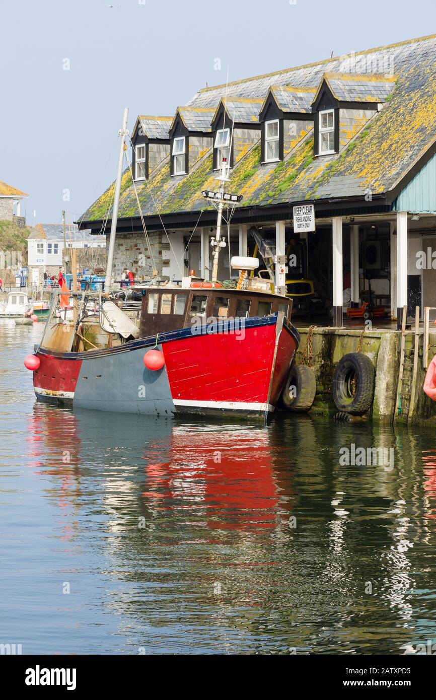 Traditional British inshore lobster and crab boat at the unloading ...