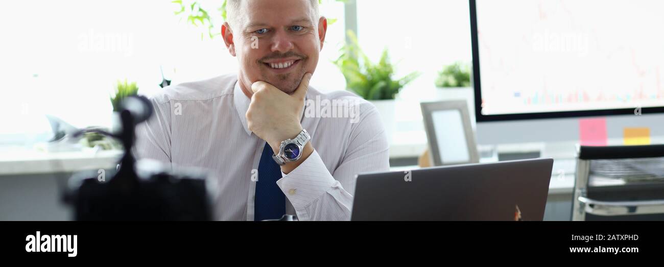 Smiling manager hi-res stock photography and images - Alamy