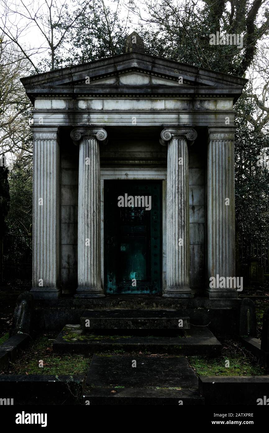Putney Vale Cemetery Stock Photo - Alamy