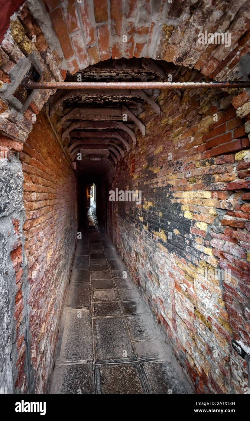 Narrow alley between houses hi-res stock photography and images - Alamy