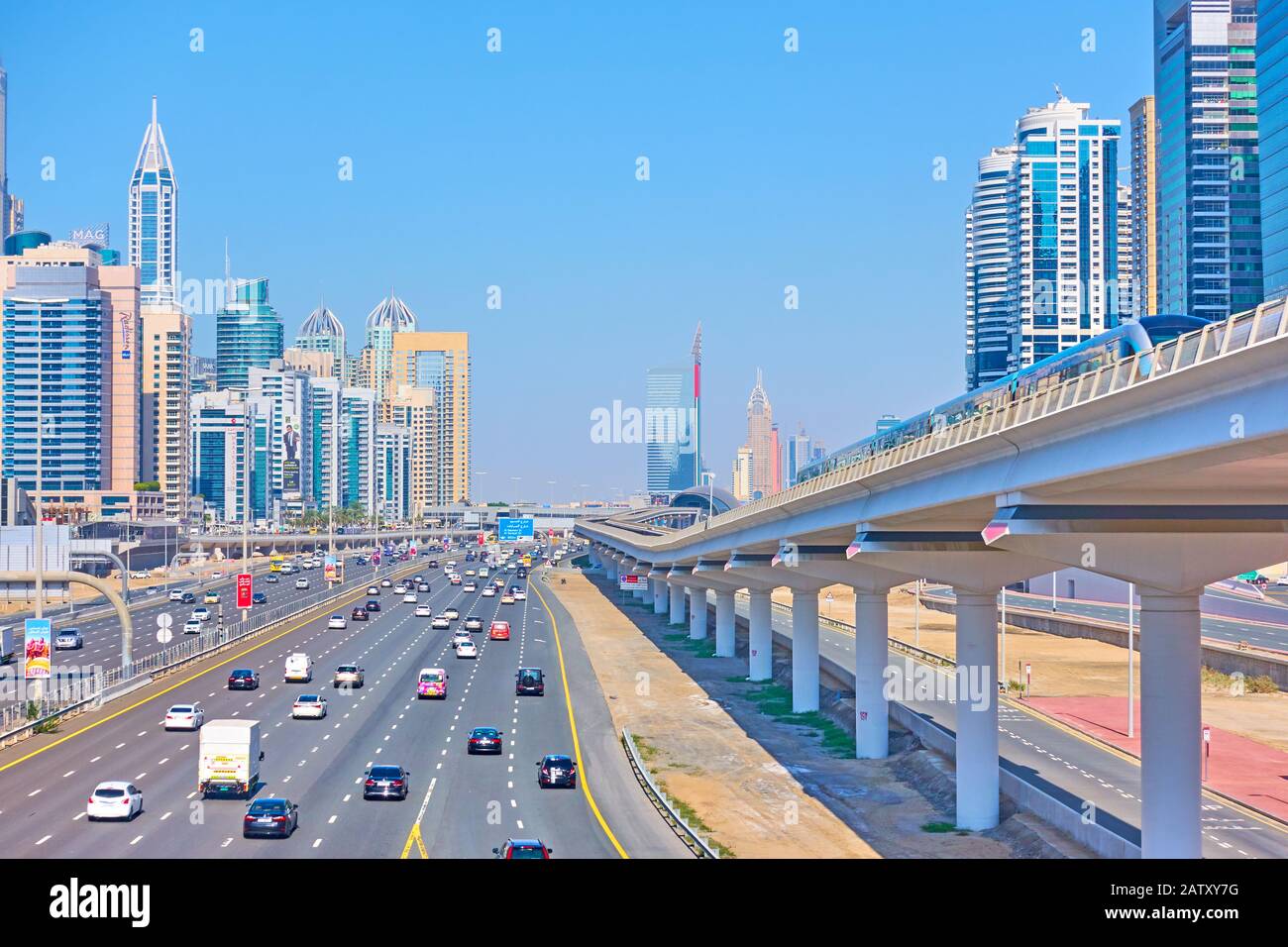 Dubai, OAE - January 30, 2020: Perspective of Sheikh Zayed Road with ...