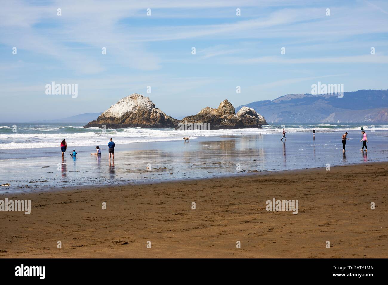 People on beach ocean hi-res stock photography and images - Alamy