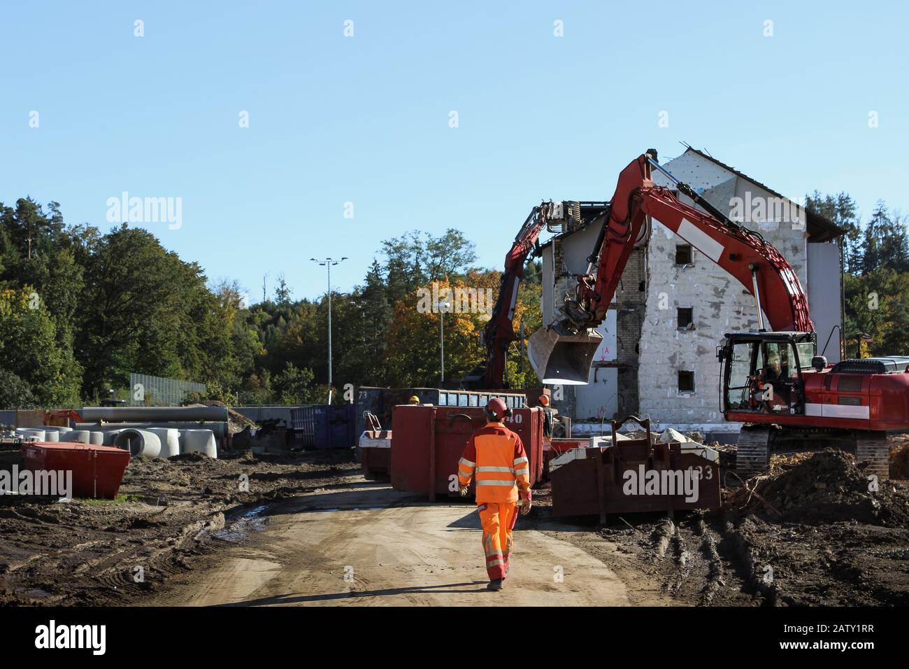 Car demolition site hi-res stock photography and images - Alamy