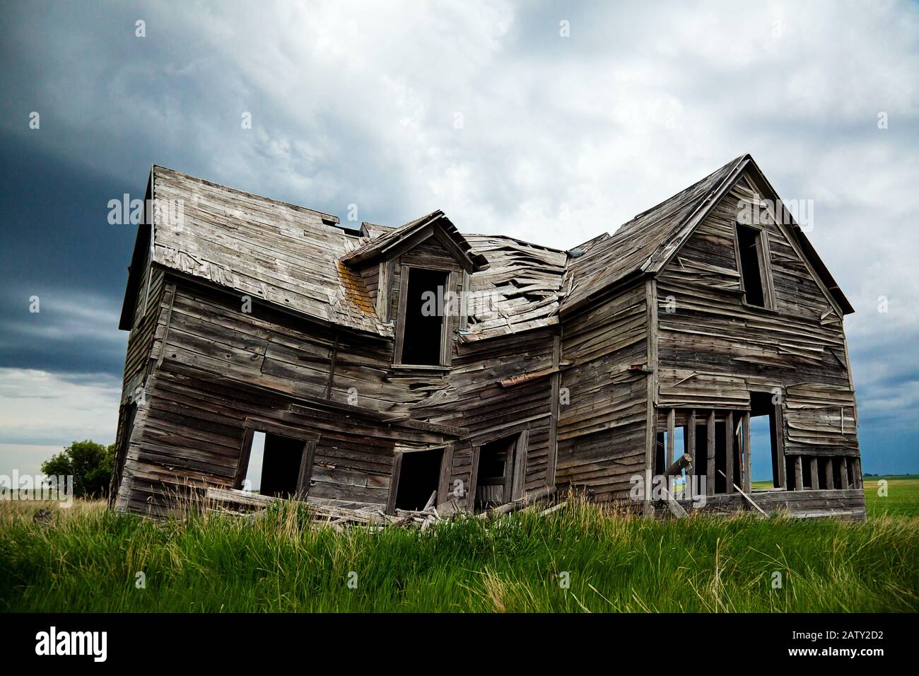 A collapsing old house on the prairies Stock Photo - Alamy