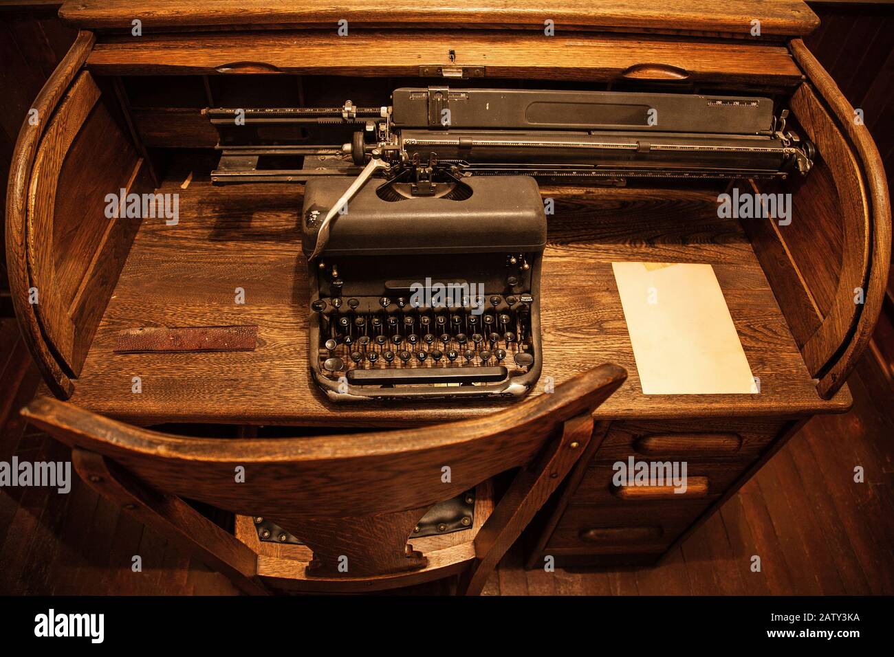 Antique typewriter on an old wooden desk Stock Photo - Alamy