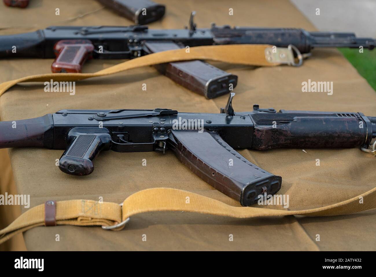 Kalashnikov assault rifles on the table. Russian weapon Stock Photo - Alamy