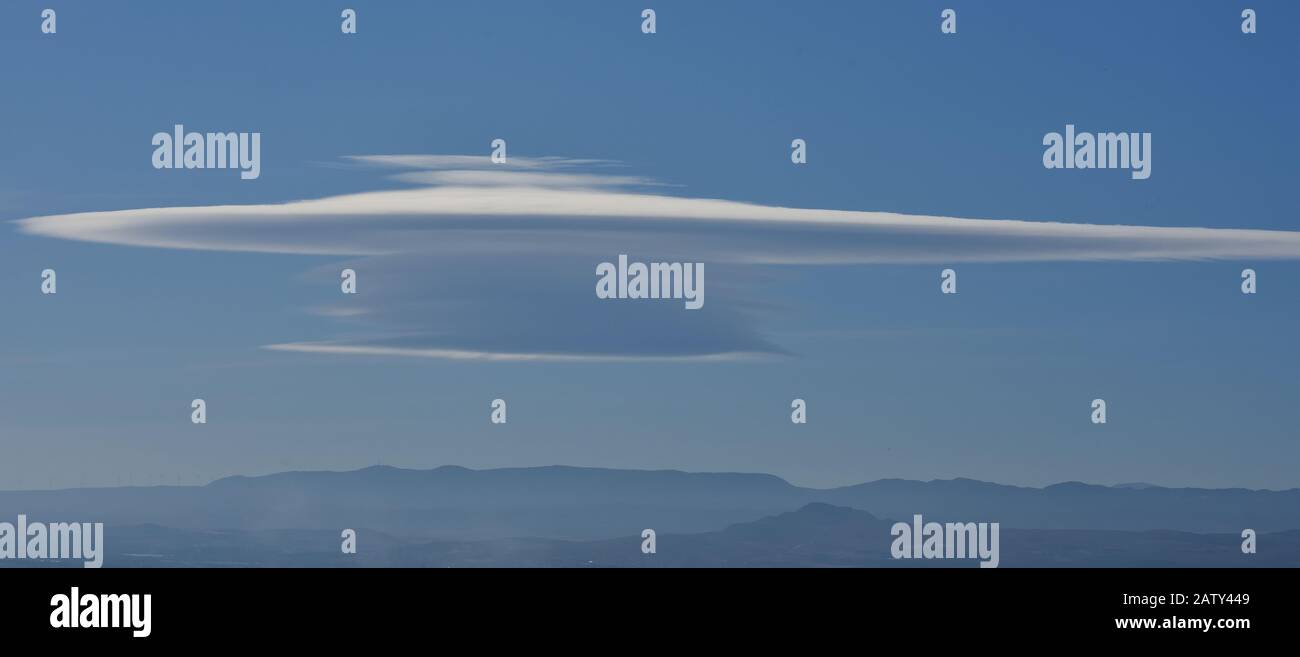 Lenticular cloud over mountains hi-res stock photography and images - Alamy