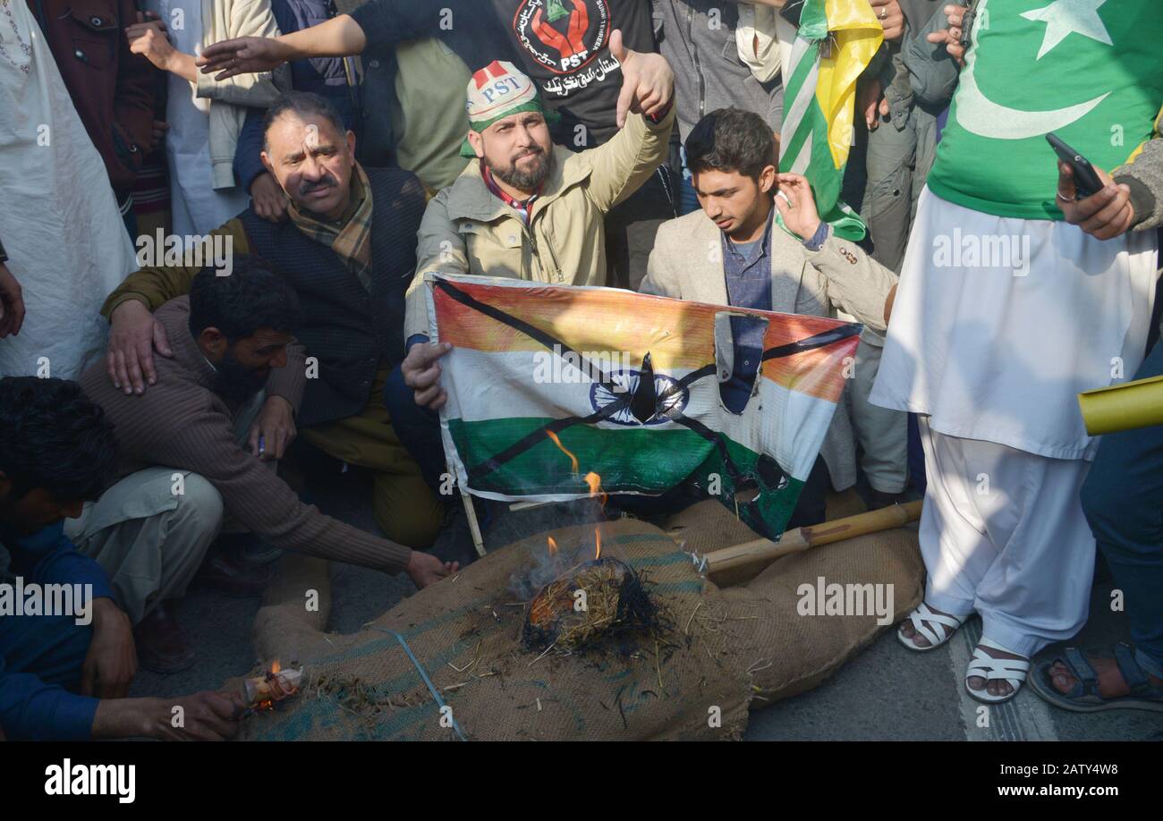 Lahore, Pakistan. 5th Feb 2020. Pakistani Supporters of Sunni Tehreek ...