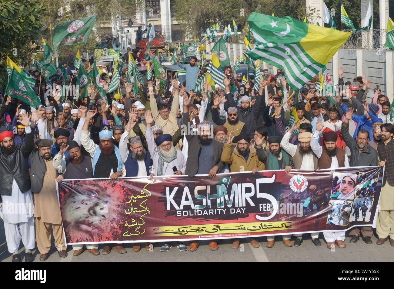 Lahore, Pakistan. 5th Feb 2020. Pakistani Supporters of Sunni Tehreek ...