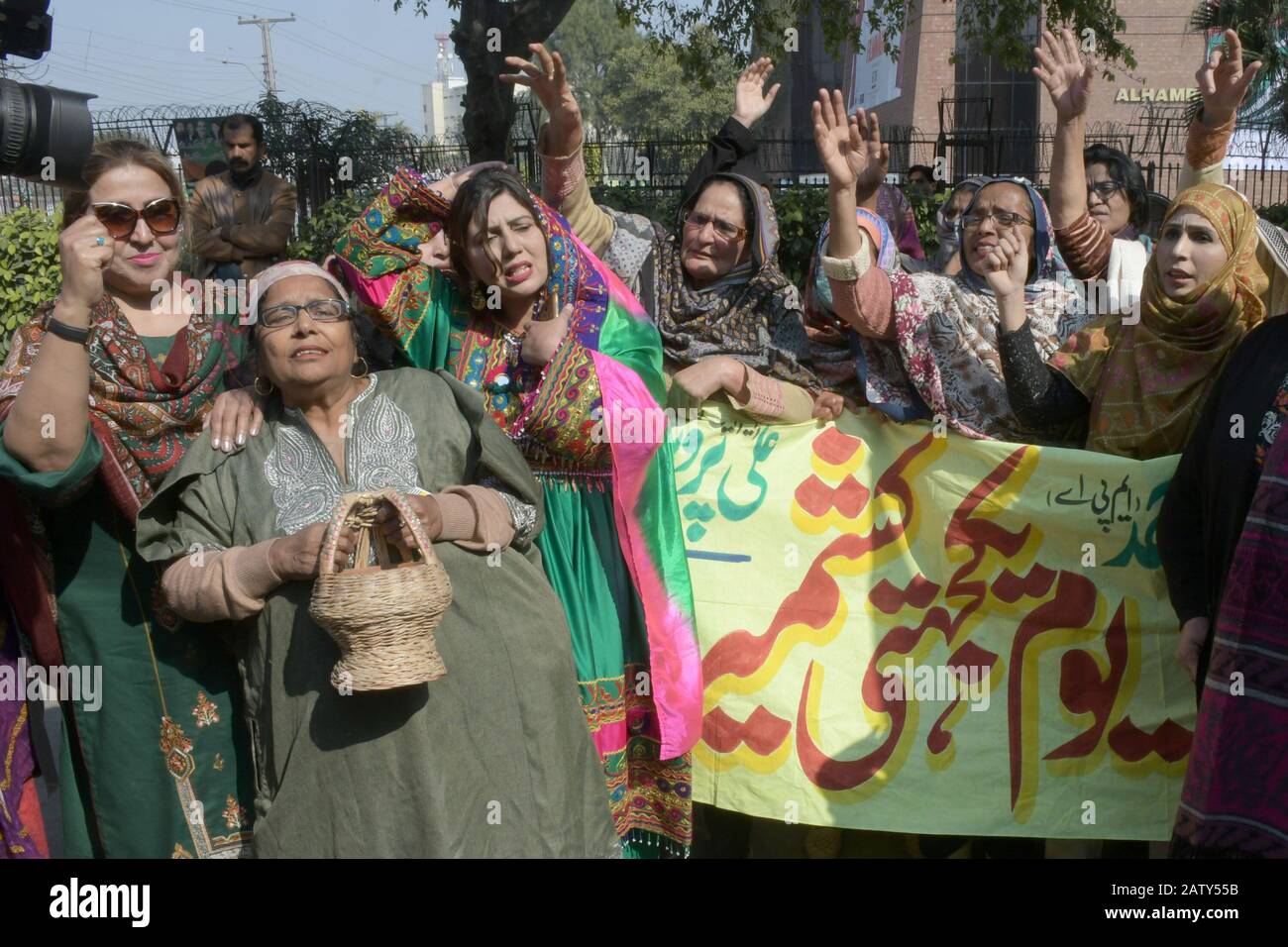 Lahore, Pakistan. 5th Feb 2020. Pakistani Supporters of Sunni Tehreek ...