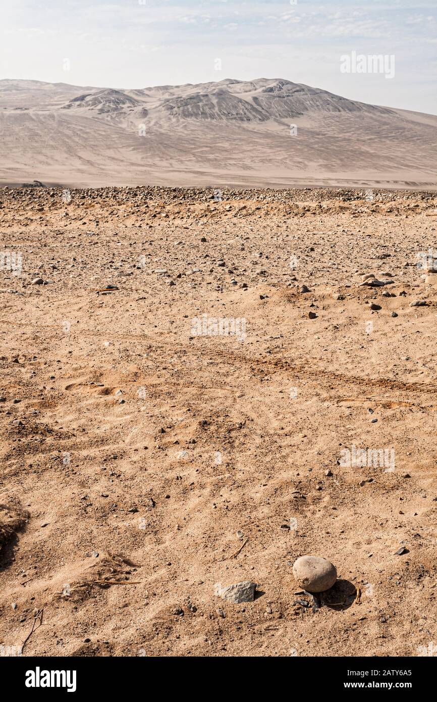 Desert landscape and Cerro Toro Mata in the background. Acari ...