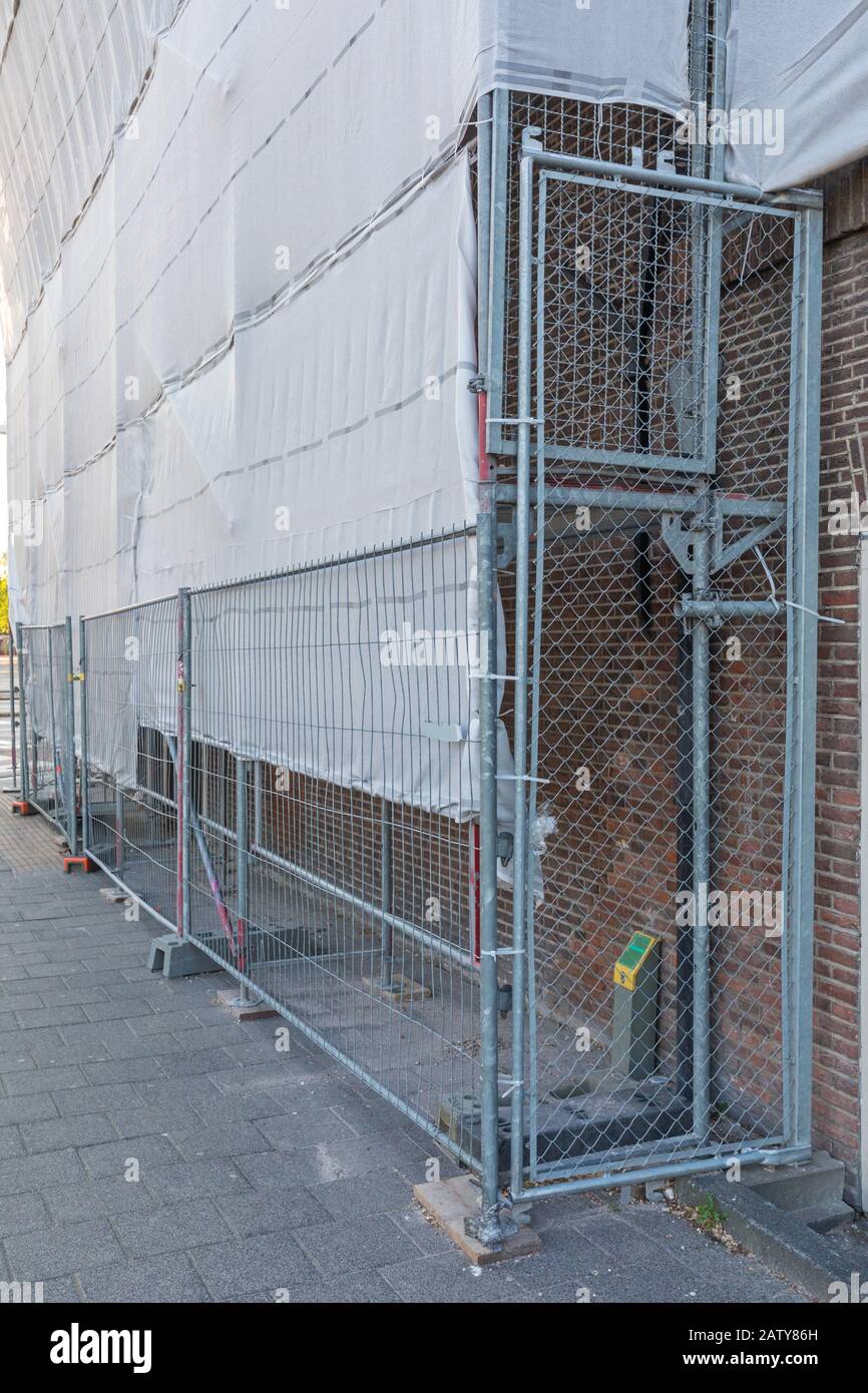 Scaffolding Wire Fence at Building Construction Site Stock Photo - Alamy