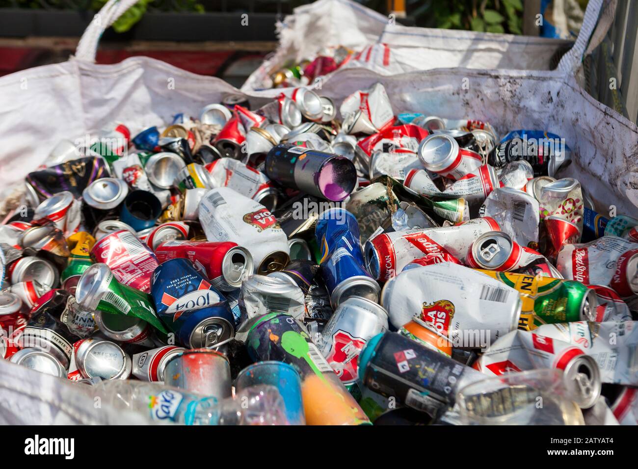 Recycling of tin cans Stock Photo - Alamy