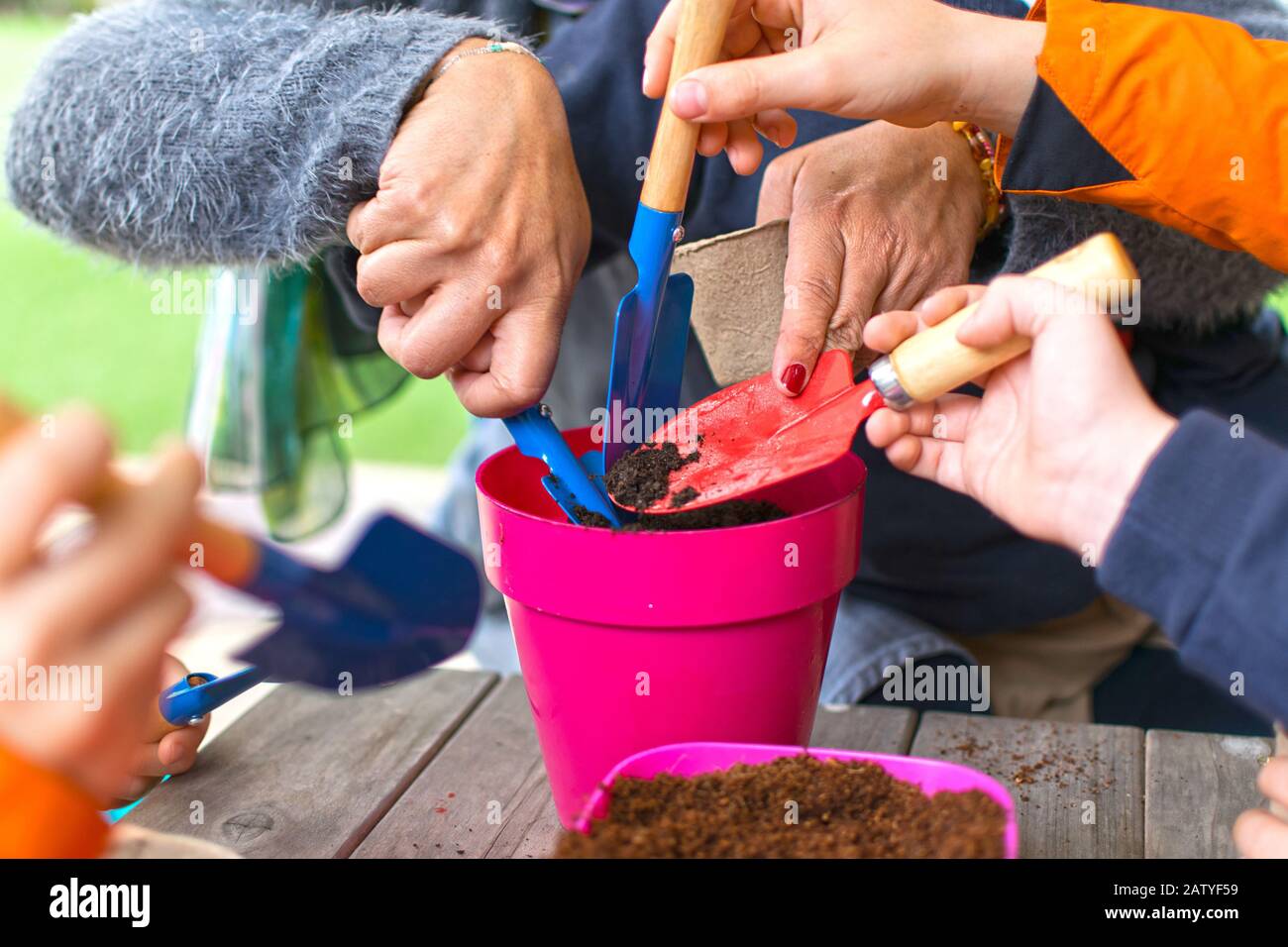 Kids planting seeds hi-res stock photography and images - Alamy