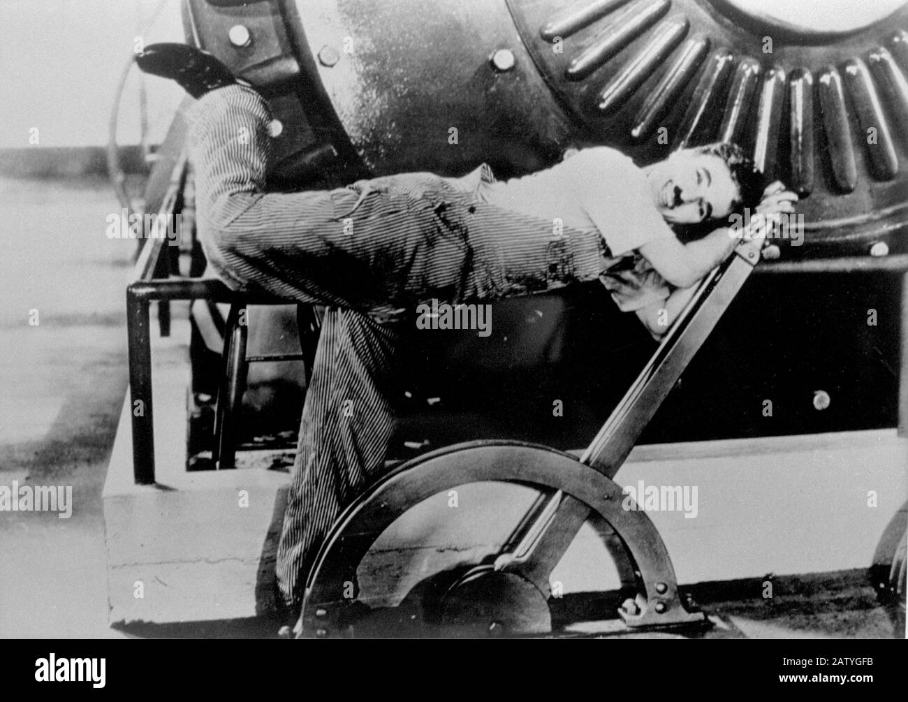CHARLES CHAPLIN ( 1889 - 1977 ) in MODERN TIMES ( 1936 - TEMPI MODERNI ...
