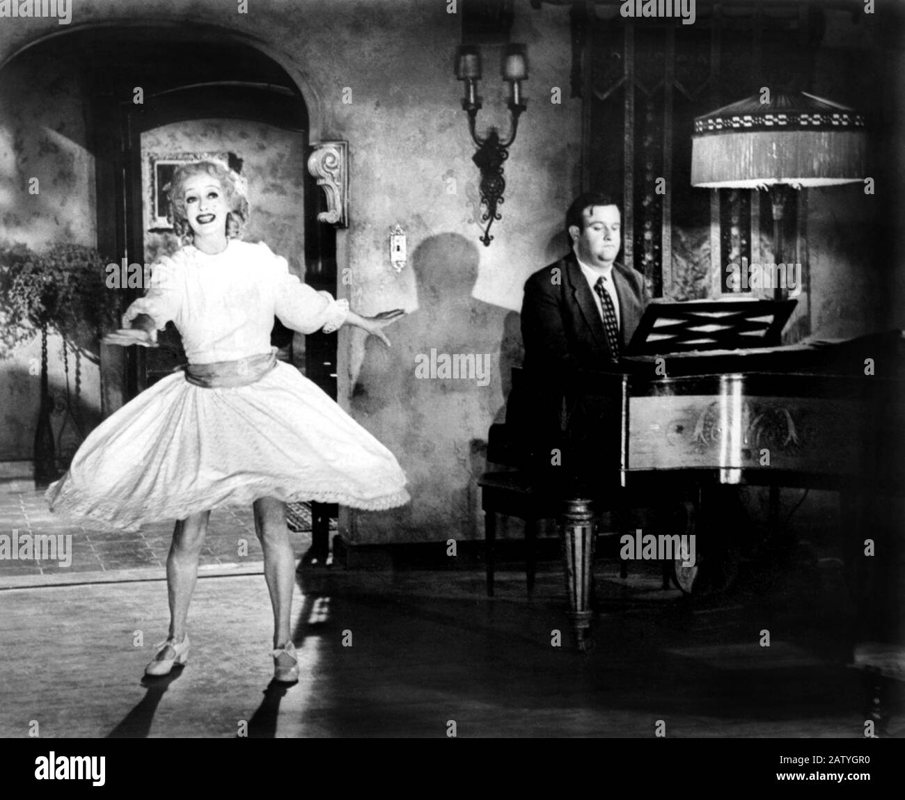1962 , USA : Pubblicity still for the movie with BETTE DAVIS and VICTOR ...