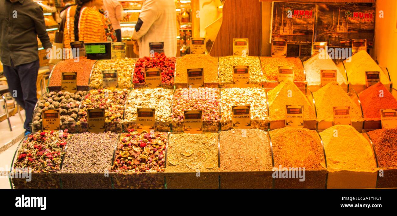 Oriental colorful spices in a traditional Turkish Spice Bazaar Stock ...
