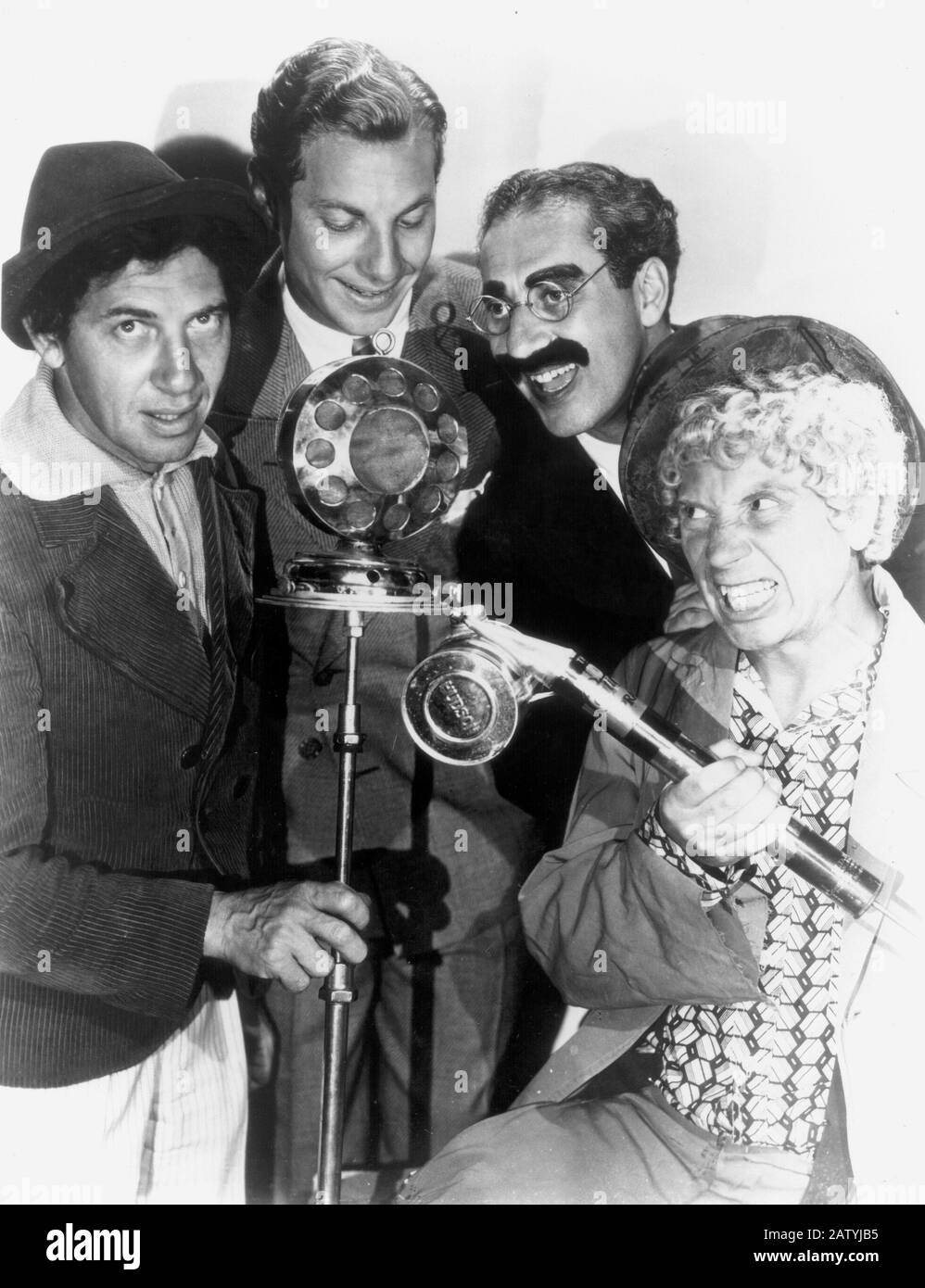 1930 , USA : The MARX BROTHERS : Harpo ( 1893 - 1964 ) , Chico ( 1891 ...