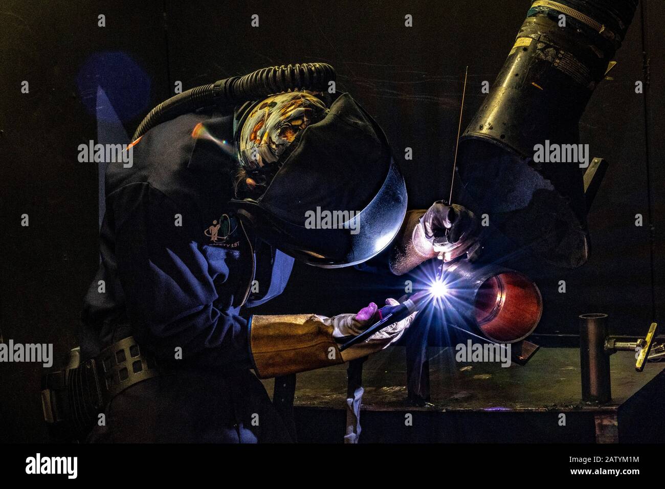 Welders in action Stock Photo - Alamy