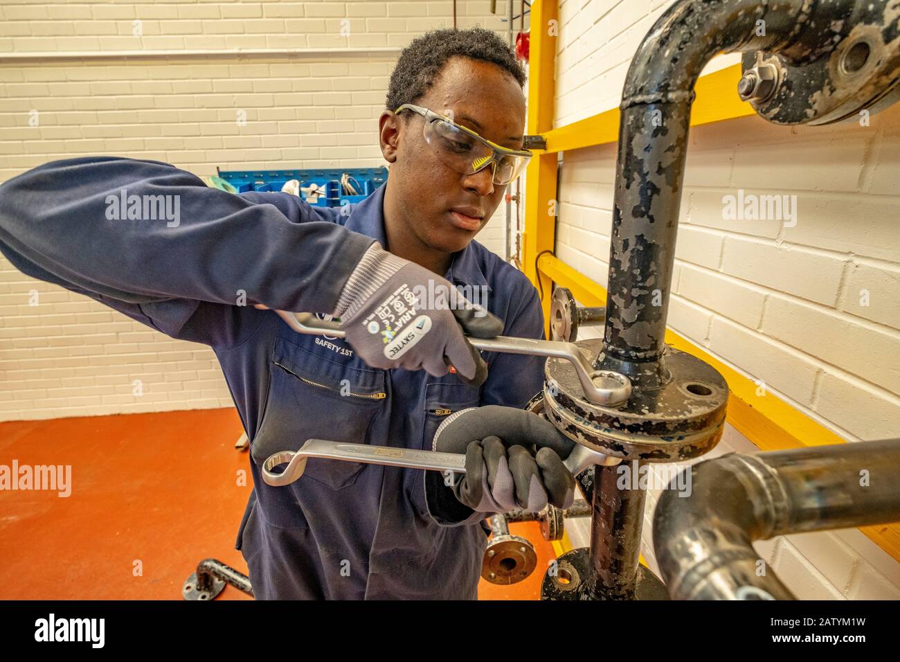 Apprentice engineers training Stock Photo - Alamy
