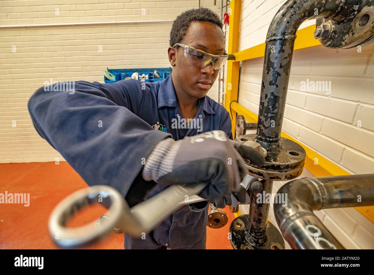 Apprentice engineers training Stock Photo - Alamy