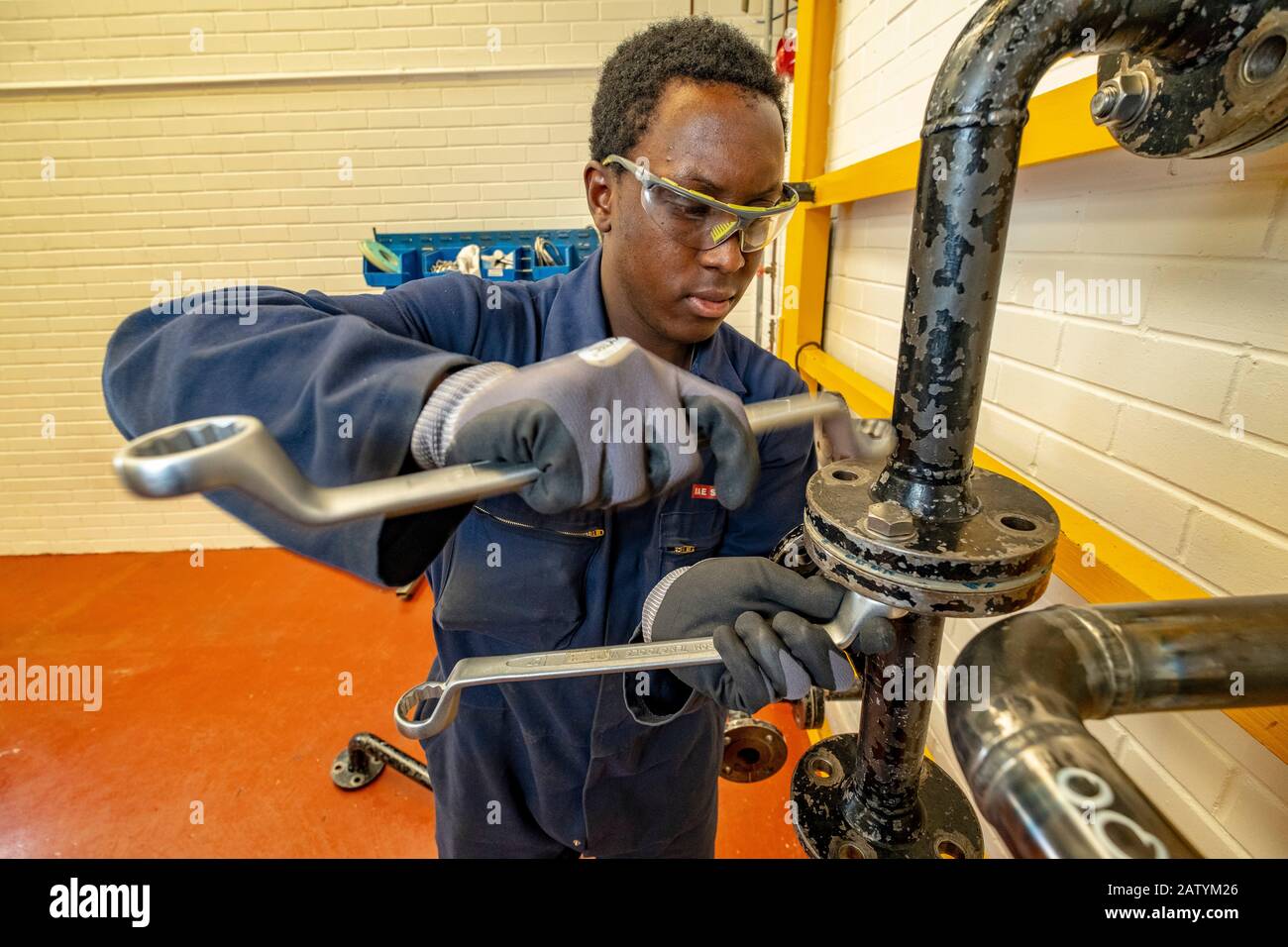Apprentice engineers training Stock Photo - Alamy