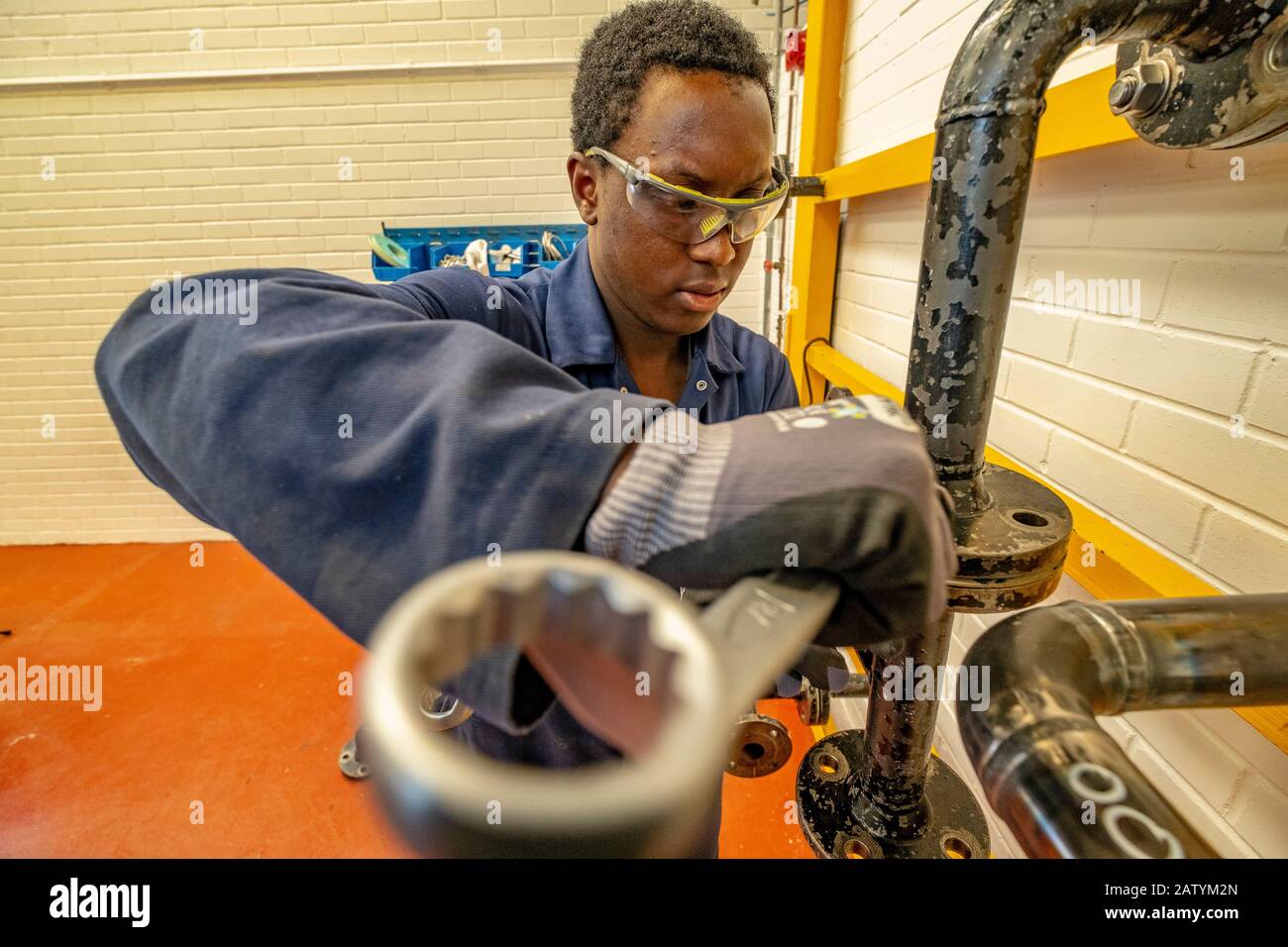 Apprentice engineers training Stock Photo - Alamy