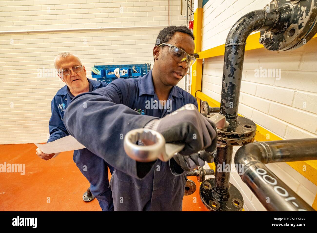 Apprentice engineers training Stock Photo - Alamy