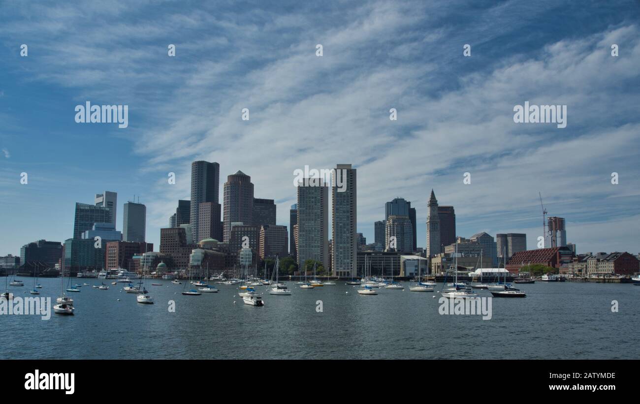 Skyline over water hi-res stock photography and images - Alamy