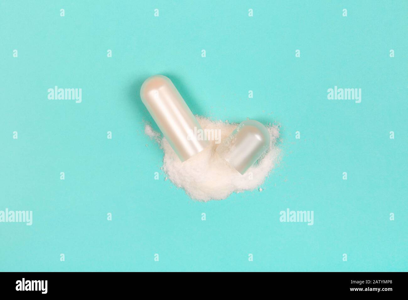 Capsule powder pouring open hi-res stock photography and images - Alamy