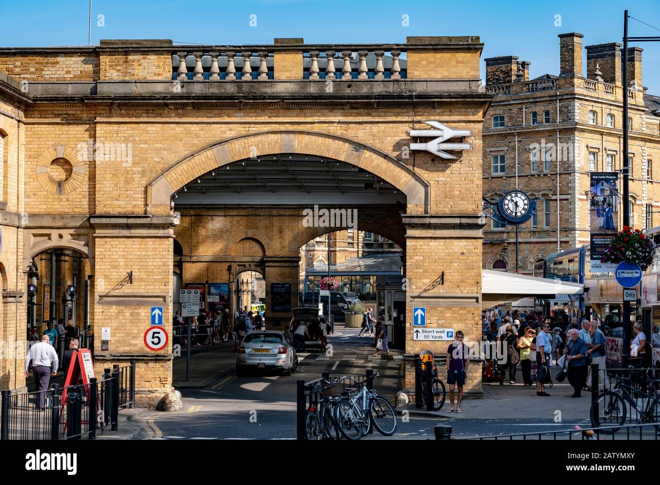 York railway station hi-res stock photography and images - Alamy