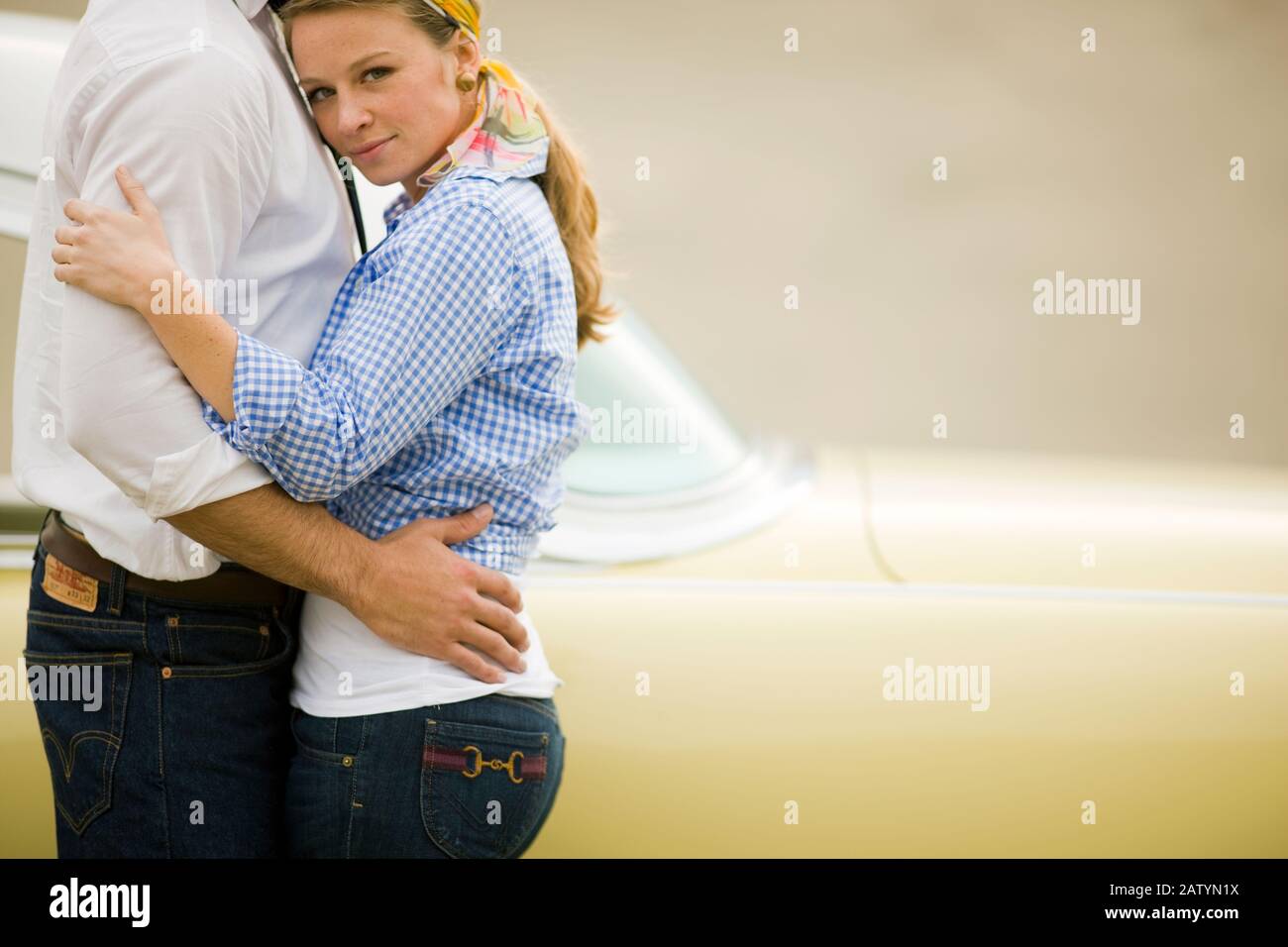 Couple hugging beach car hi-res stock photography and images - Alamy