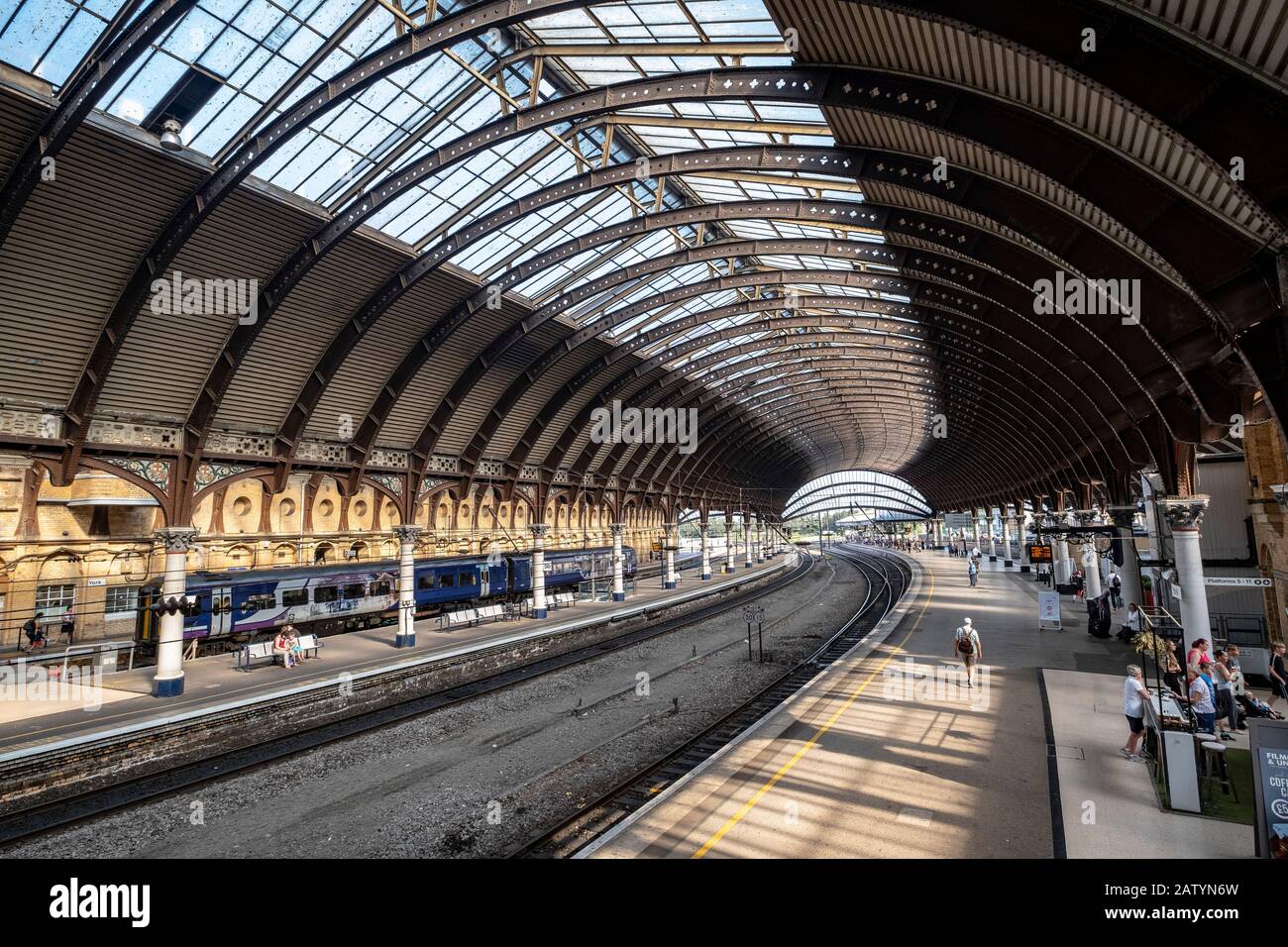 York railway station hi-res stock photography and images - Alamy